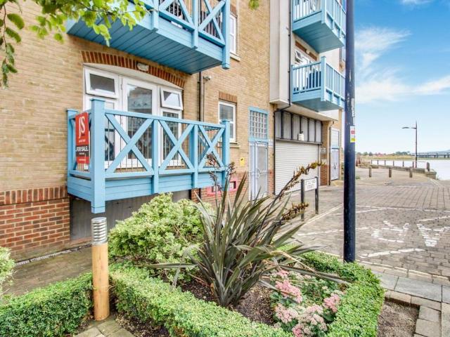 2 bedroom ground flat for sale