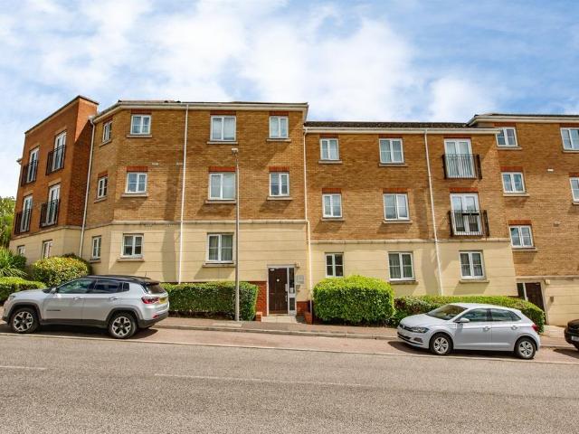 2 bedroom ground flat for sale
