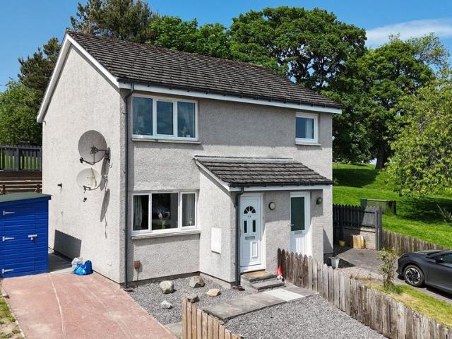 2 bedroom ground flat for sale