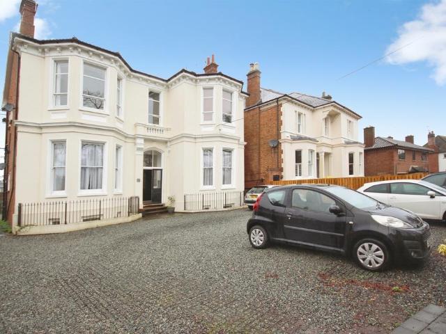 2 bedroom ground flat for sale
