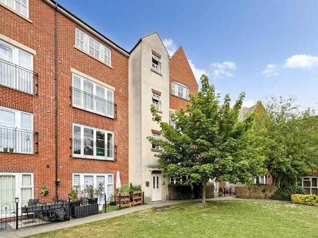 2 bedroom ground flat for sale