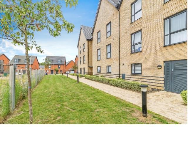 2 bedroom ground flat for sale