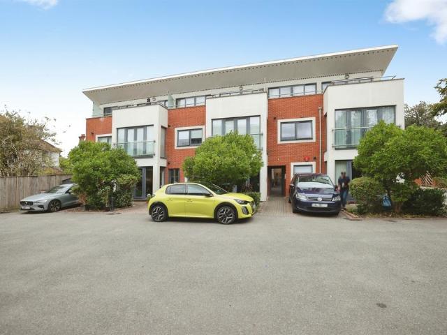 2 bedroom ground flat for sale