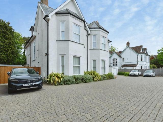 2 bedroom ground flat for sale