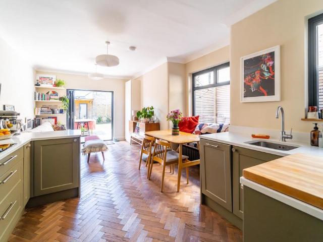 2 bedroom ground flat for sale