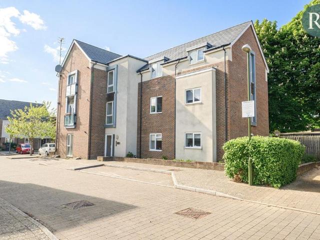 2 bedroom ground flat for sale