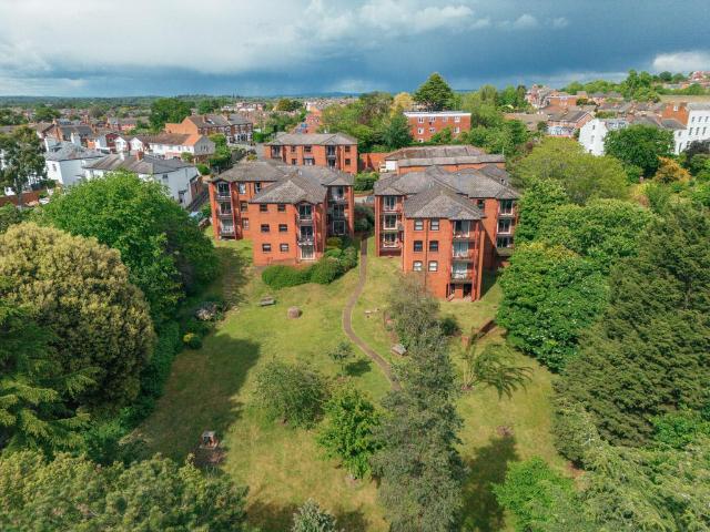 2 bedroom ground flat for sale
