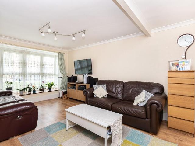 2 bedroom ground flat for sale