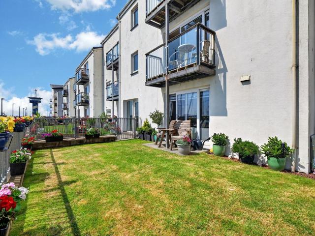 2 bedroom ground flat for sale