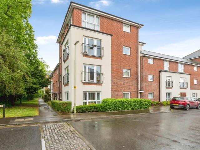 2 bedroom ground flat for sale
