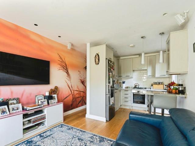 2 bedroom ground flat for sale