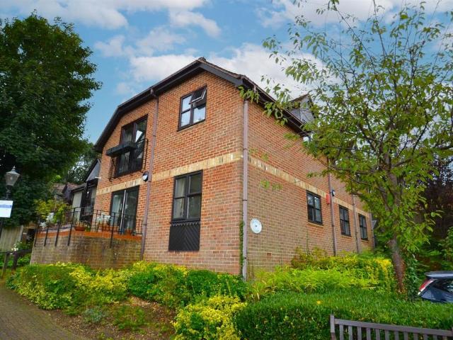 2 bedroom ground flat for sale
