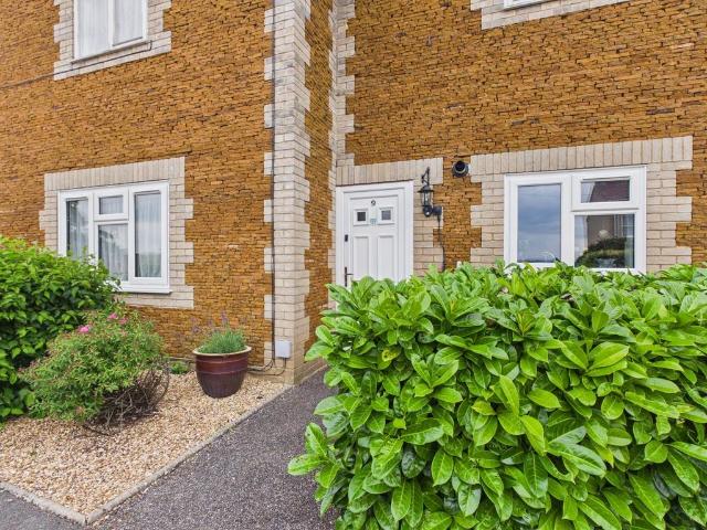 2 bedroom ground flat for sale