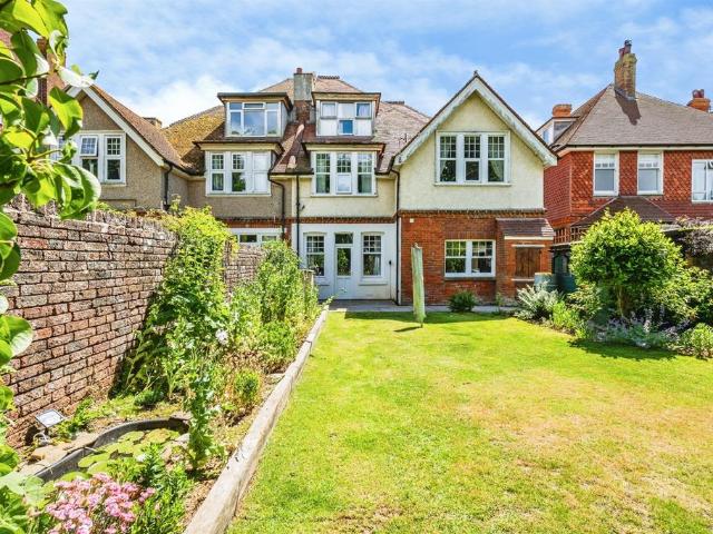 2 bedroom ground flat for sale