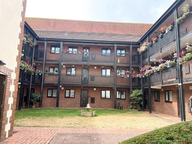 2 bedroom ground flat for sale