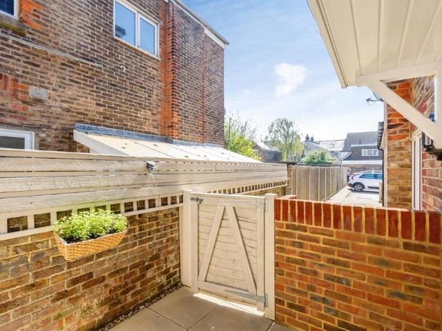 1 bedroom ground flat for sale