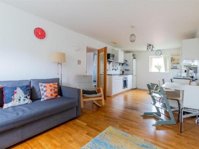 2 bedroom ground flat for sale
