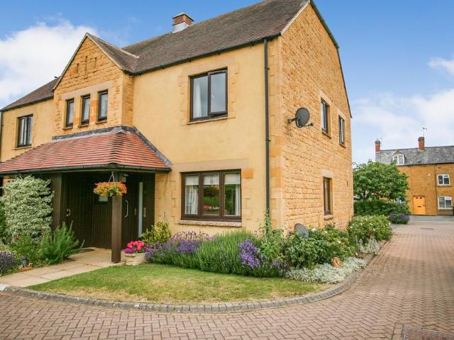 2 bedroom ground flat for sale