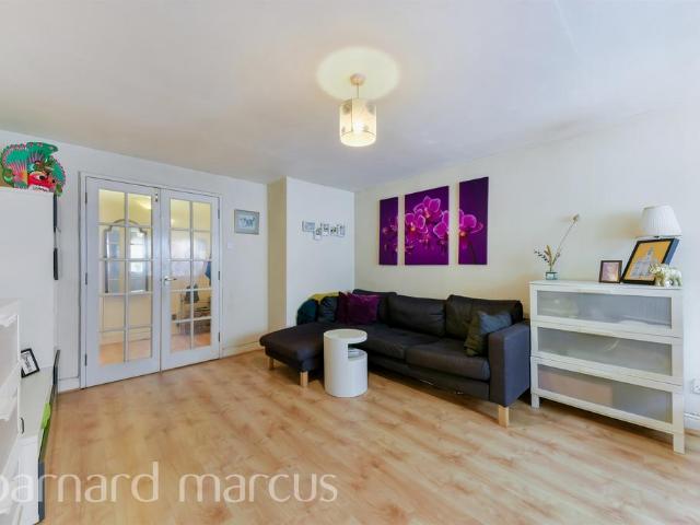 2 bedroom ground flat for sale