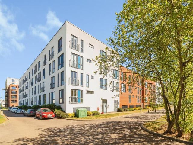 2 bedroom ground flat for sale