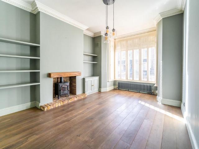 2 bedroom ground flat for sale