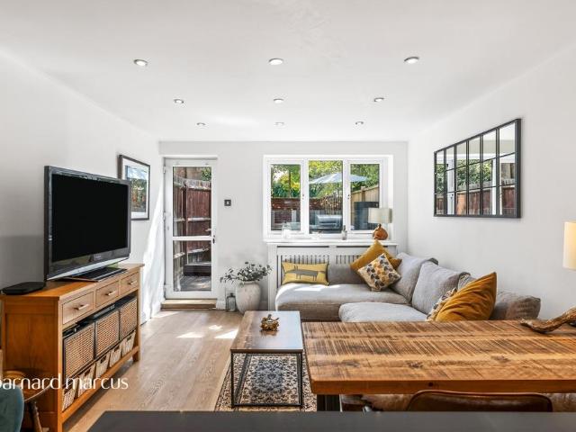 2 bedroom ground flat for sale