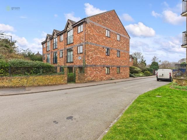2 bedroom ground flat for sale