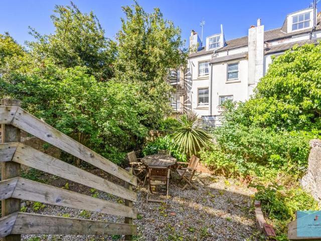 2 bedroom ground flat for sale