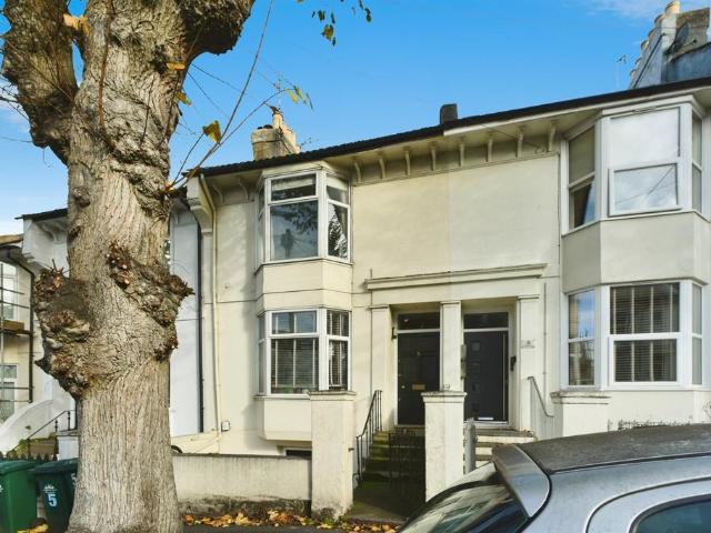 2 bedroom ground flat for sale