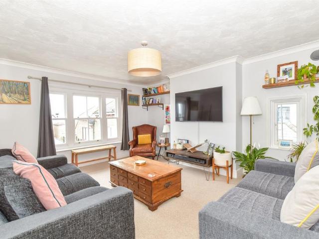 2 bedroom ground flat for sale