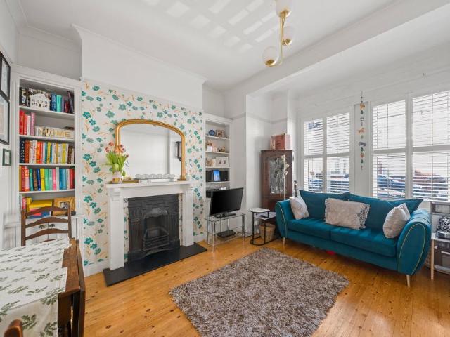 2 bedroom ground flat for sale