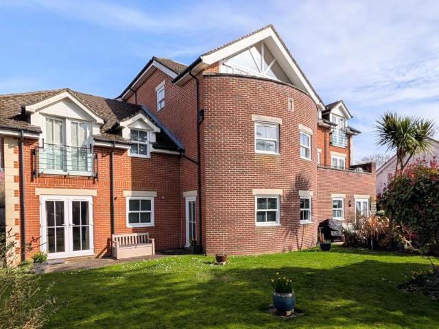 2 bedroom ground flat for sale
