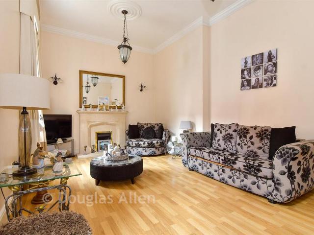 2 bedroom ground flat for sale