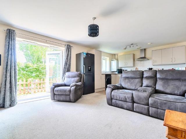 2 bedroom ground flat for sale