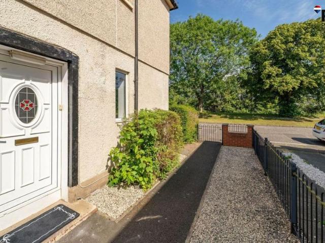 2 bedroom ground flat for sale