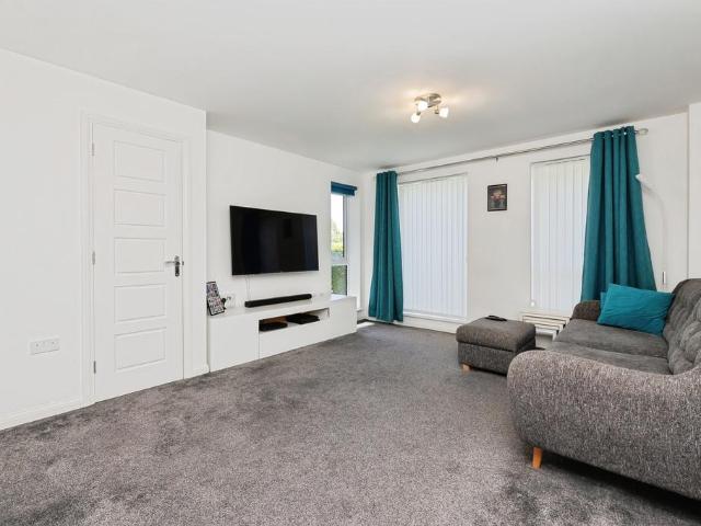 2 bedroom ground flat for sale
