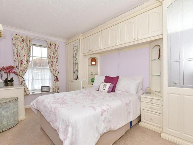 2 bedroom ground flat for sale