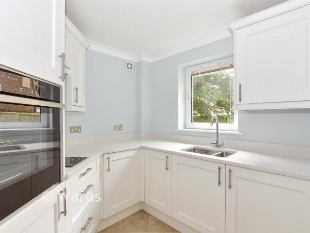 2 bedroom ground flat for sale