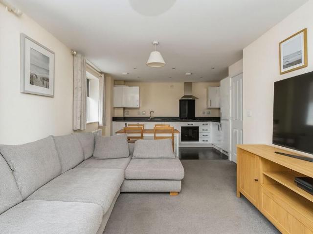 2 bedroom ground flat for sale