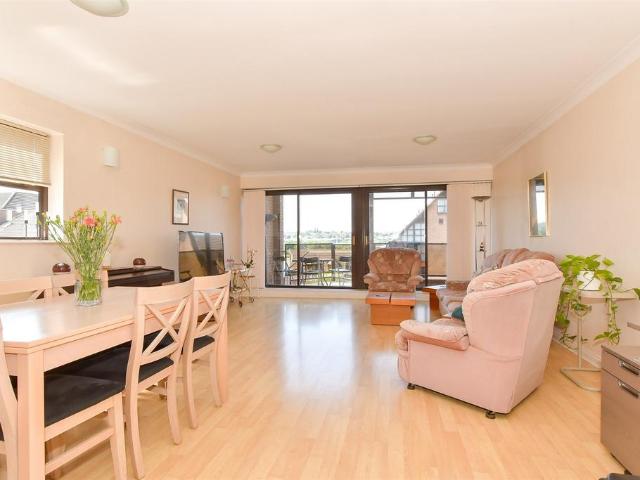 2 bedroom ground flat for sale
