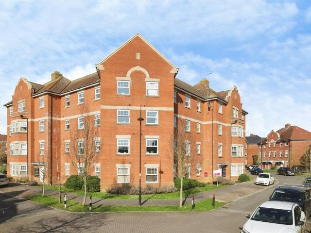 2 bedroom ground flat for sale