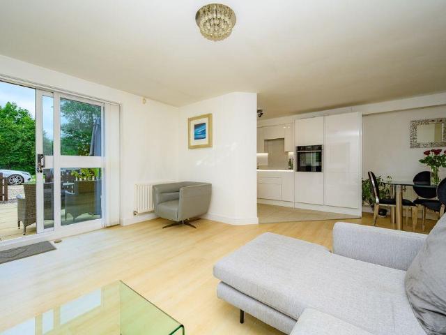 2 bedroom ground flat for sale
