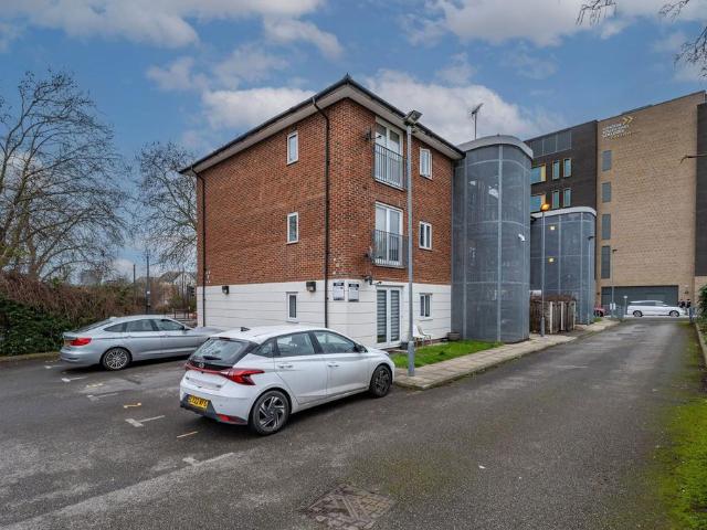 2 bedroom ground flat for sale