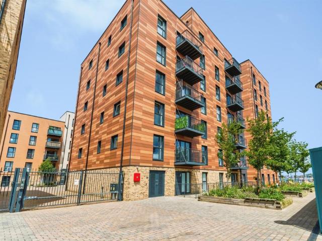 2 bedroom ground flat for sale