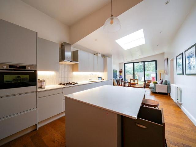 2 bedroom ground flat for sale