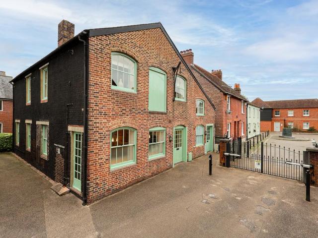 2 bedroom ground flat for sale