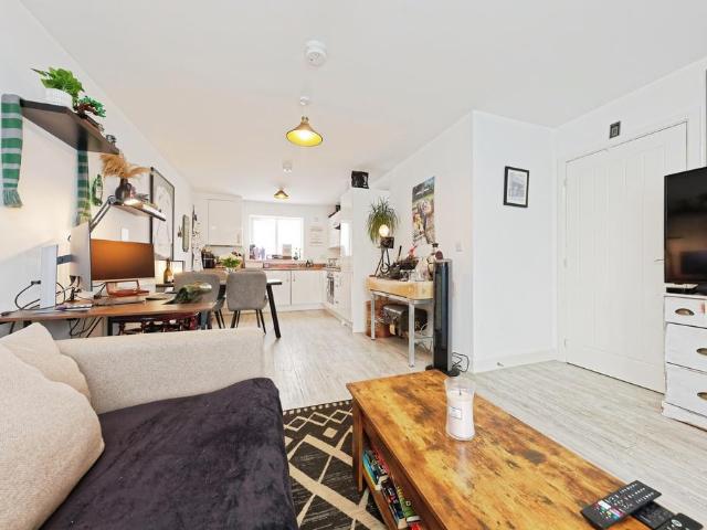 2 bedroom ground flat for sale