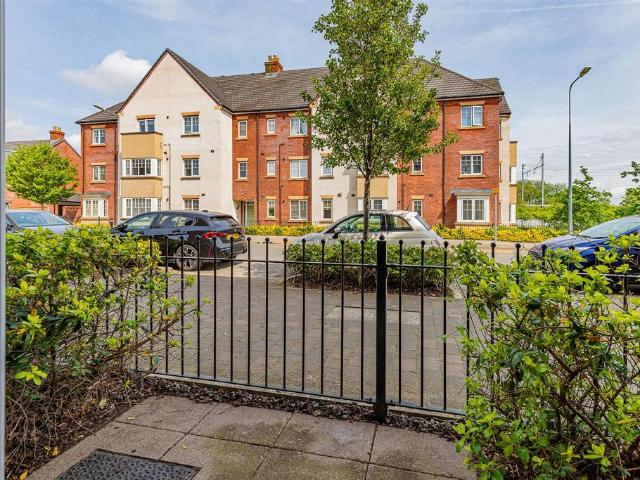 2 bedroom ground flat for sale