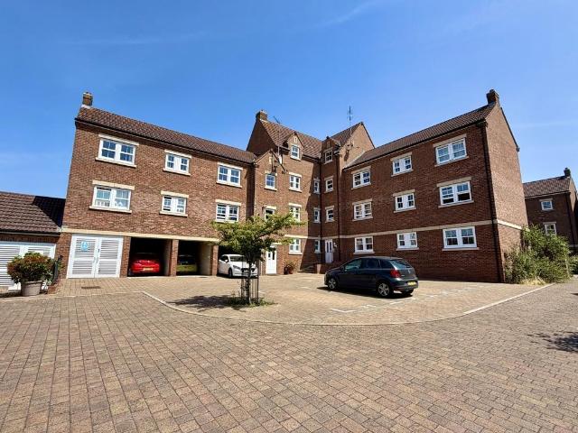 2 bedroom ground flat for sale