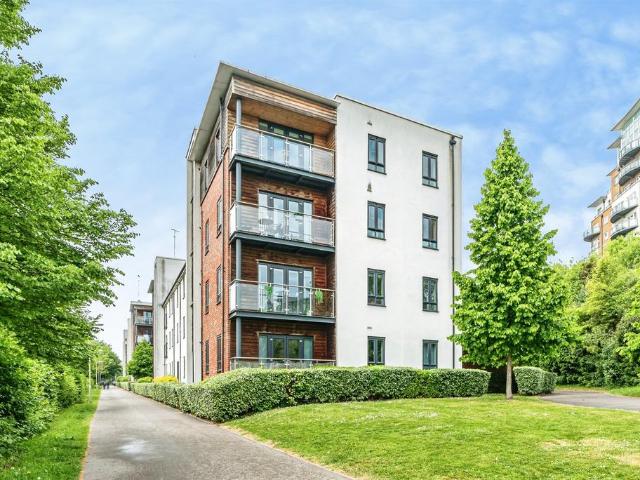 2 bedroom ground flat for sale